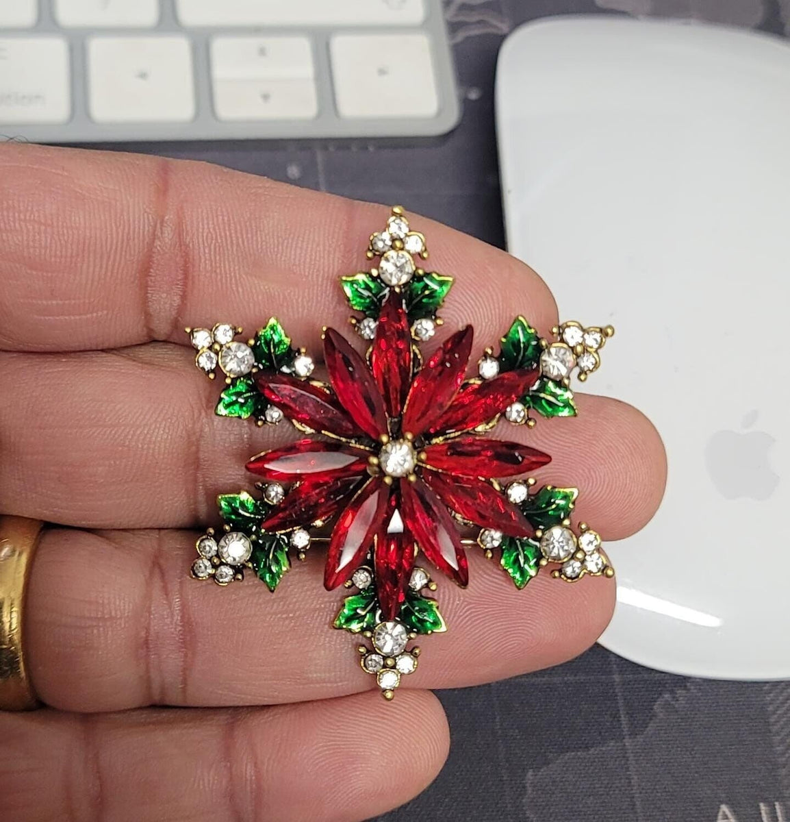 Snowflake brooch celebrity flower pin vintage look gold plated queen b ...